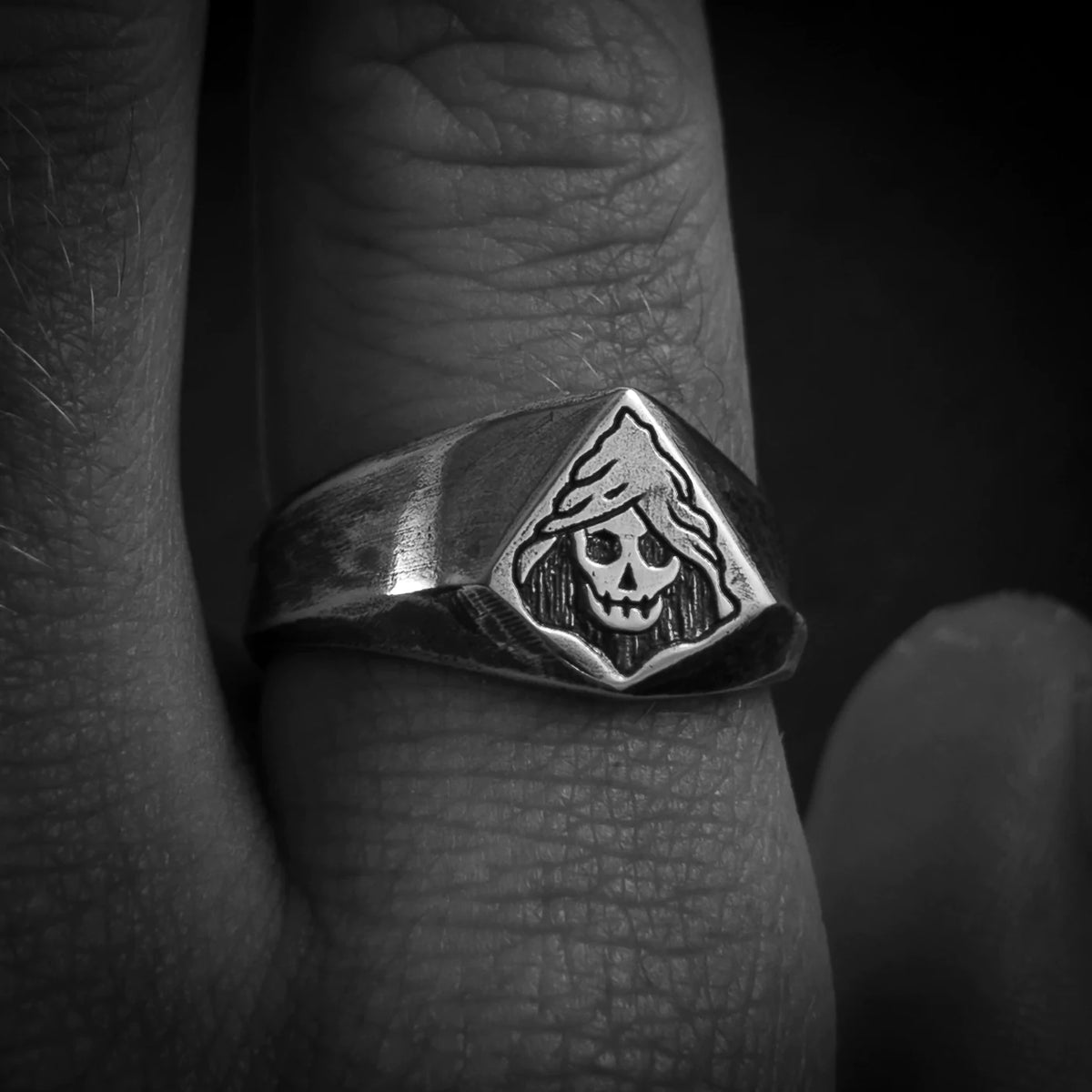 Dead Ivy Grim Ring – Arnold's